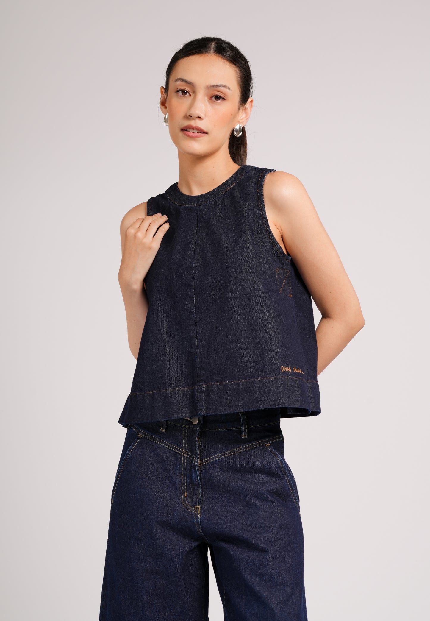 DNM Studios 2026 Dash Sleeveless Top (Navy) – Plains & Prints