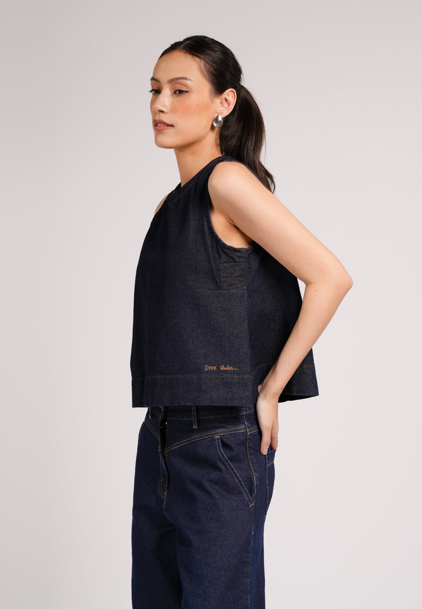DNM Studios 2026 Dash Sleeveless Top (Navy) – Plains & Prints